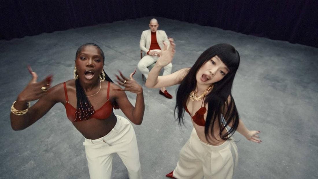 Jennie@BLACKPINK’s new song “ExtraL” and Doechii perform sexy black and white – Kpopclosets